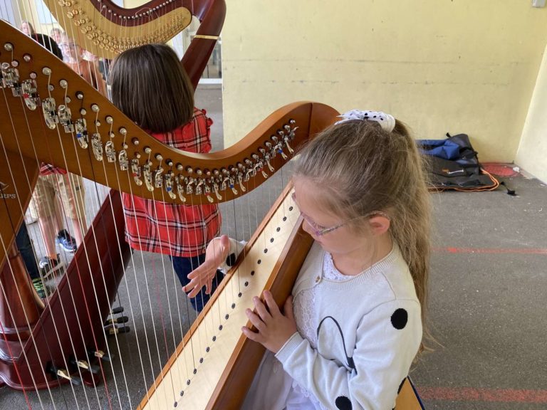 Initiation à la harpe en GS et CP – Ecole Sainte Anne